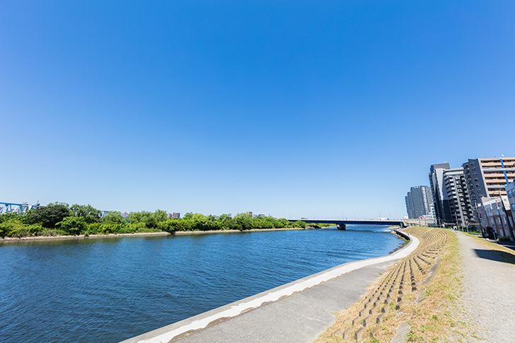 Enjoy the riverbed of the Tama River at this time of year ...